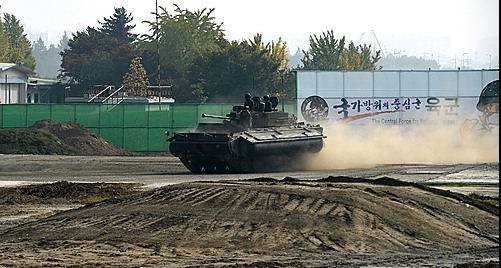 [글로벌-Biz 24]한화디펜스 장갑차 "AS21 레드백" 호주서 첫 공개