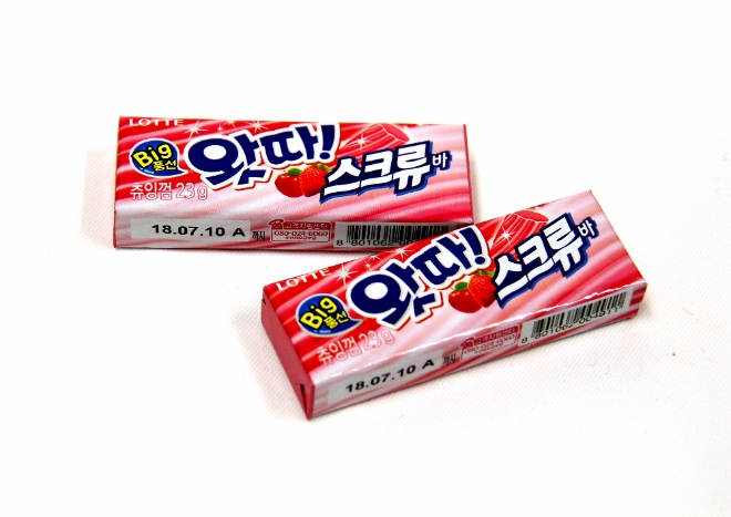 롯데제과 새콤달콤한 딸기·사과향 품은 왓따 스크류바껌 선봬